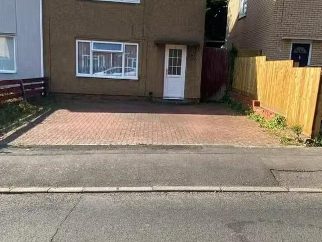 Cozy 1 BA 2 bedroom semi detached house for rent in Henley Roa.