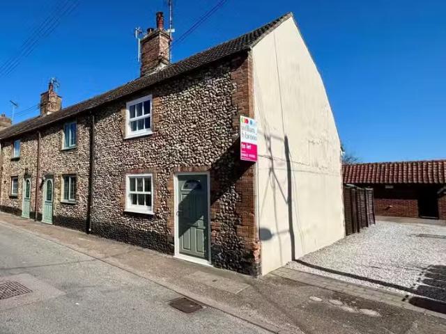 Cozy 1 BA 2 bedroom semi detached house for rent in Oak Street.