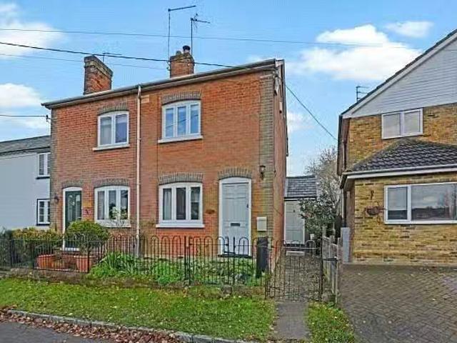 Just in! 1 BA 2 bedroom semi detached house for rent in School.