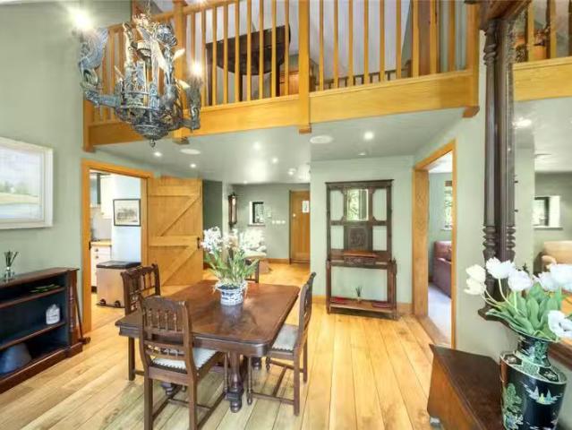 Unique 1 BA 2 bedroom property to let in Old Lane, Cobham, Sur.