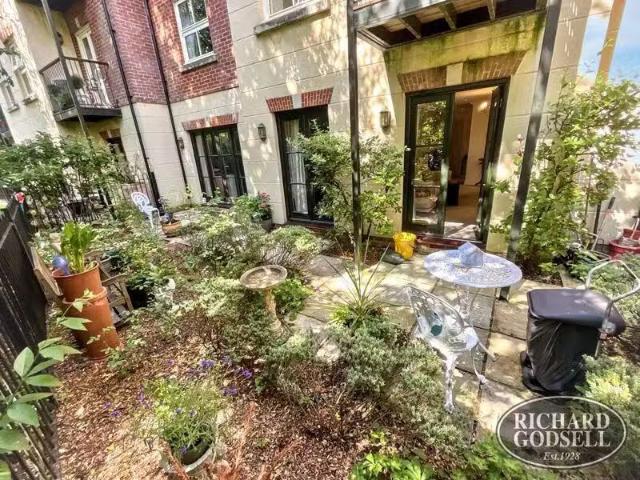 Charming 1 BA 2 bedroom retirement property for rent in Christ.