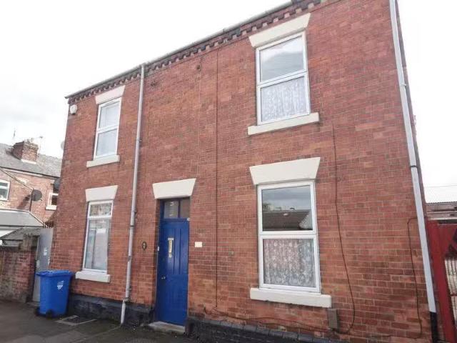 Nice 1 BA 2 bedroom terraced house for rent in Crosby Street.