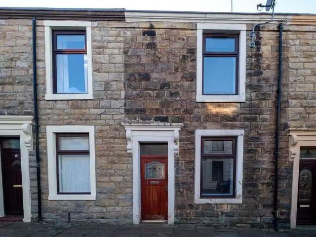 Charming 1 BA 2 bedroom terraced house for rent in Cross Stree.