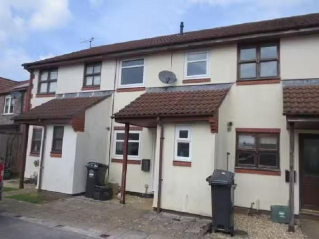 Charming 1 BA 2 bedroom terraced house for rent in Ashley Clos.