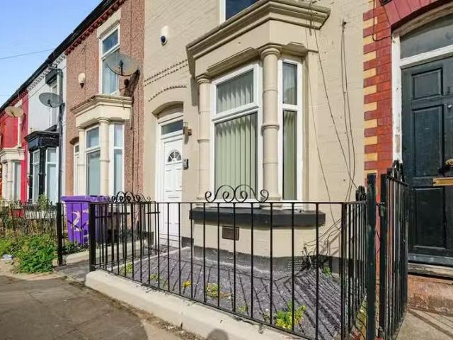 Cheap 1 BA 2 bedroom terraced house for rent in Banner Street.