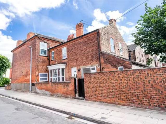 For Rent! 1 BA 2 bedroom terraced house for rent in Hainton Av.