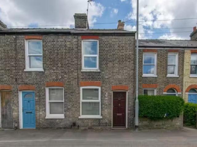 Nice 1 BA 2 bedroom terraced house for rent in High Street, Ca.