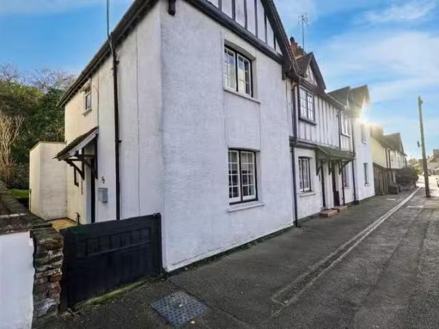 Just in! 1 BA 2 bedroom terraced house for rent in Lower Stree.