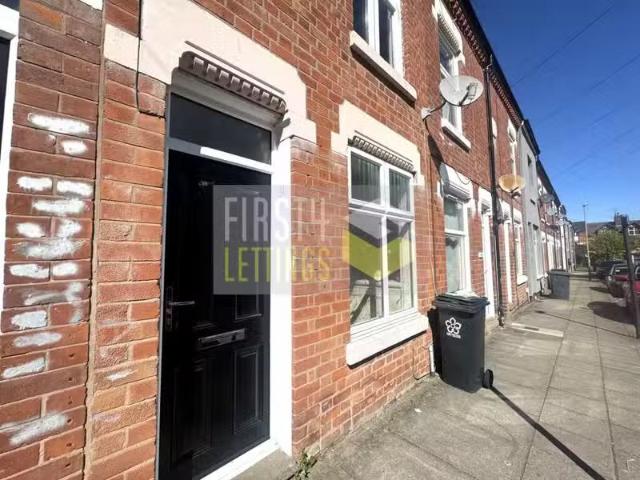Nice 1 BA 2 bedroom terraced house for rent in Medway Street.