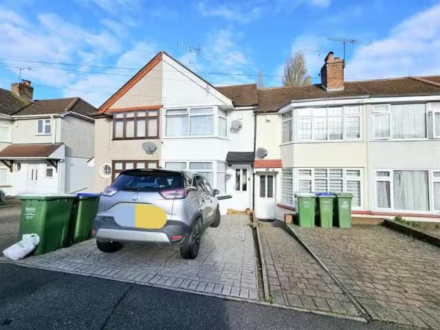 Unique 1 BA 2 bedroom terraced house for rent in Parkside Aven.