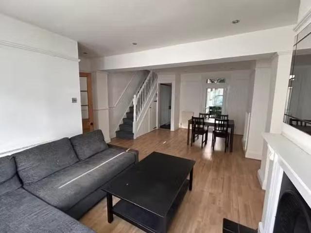 Deal! 1 BA 2 bedroom terraced house for rent in Quebec Street.