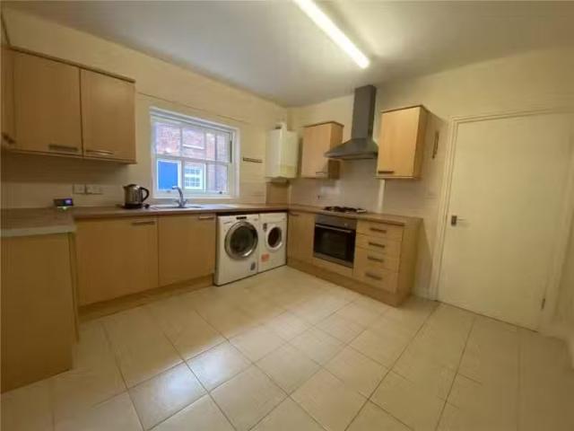 For Rent! 1 BA 2 bedroom terraced house for rent in Queen Stre.