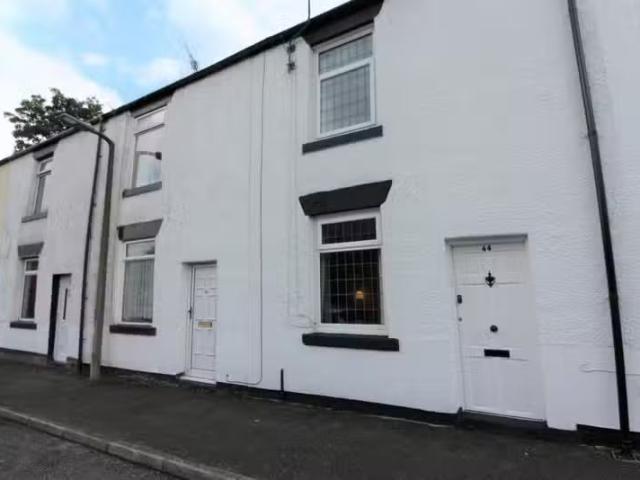 Cheap 1 BA 2 bedroom terraced house for rent in Woodhill Stree.