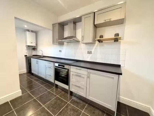 Cozy 1 BA 2 bedroom terraced house for rent in Warwards Lane.