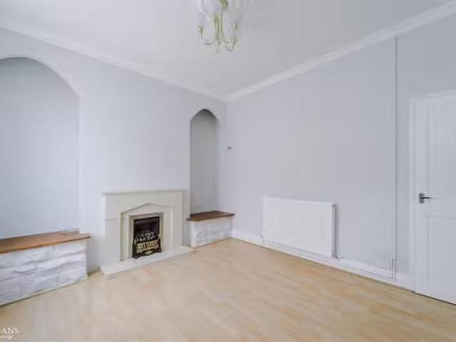 Cheap 1 BA 2 bedroom terraced house for rent in Tavistock Stre.