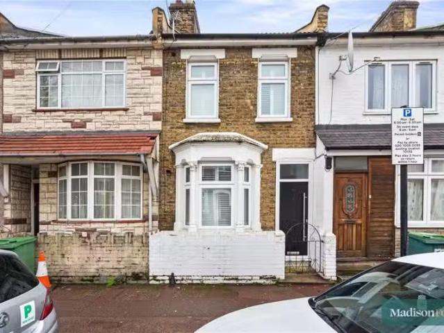 Cheap 1 BA 2 bedroom terraced house for rent in Tennyson Road.