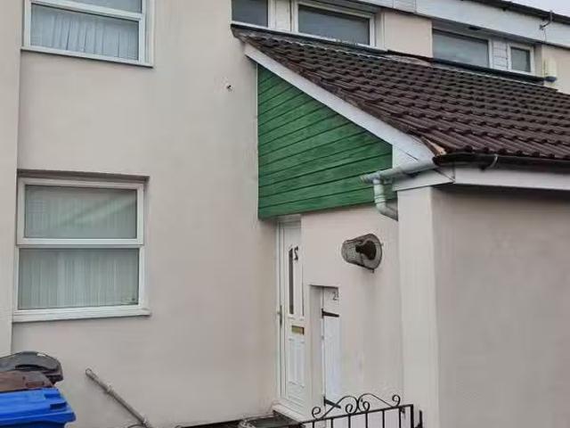 Just in! 1 BA 2 bedroom terraced house for rent in Terret Crof.