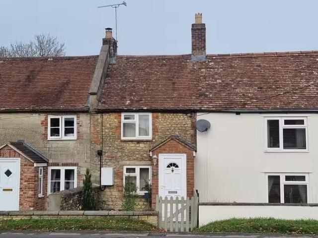 Charming 1 BA 2 bedroom terraced house for rent in Victoria Ro.