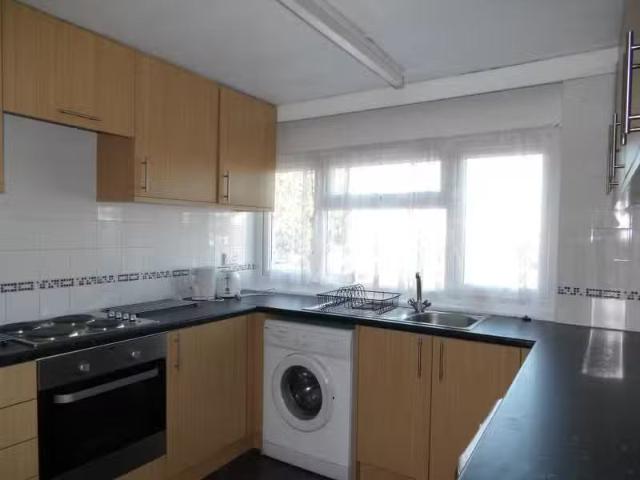 Just in! 1 BA 3 bedroom apartment for rent in Beecroft Close.
