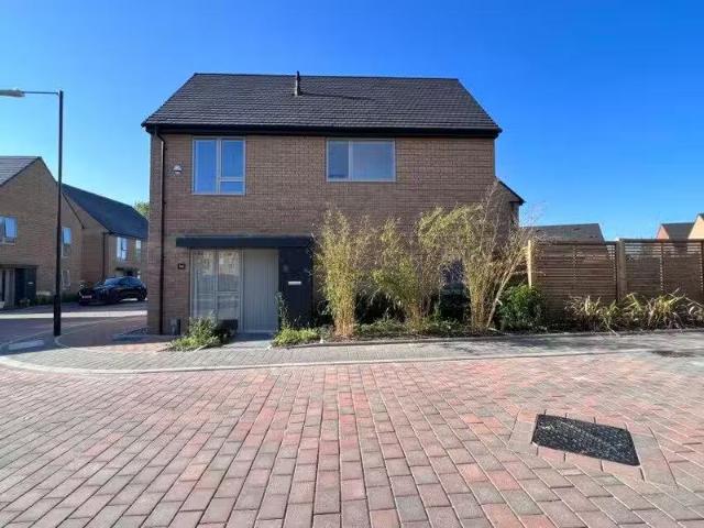 New 1 BA 3 bedroom detached house for rent in 14 Hazeling Lane.