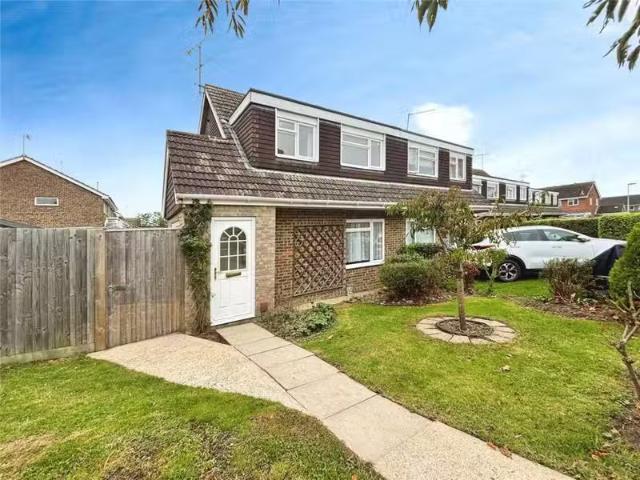 Charming 1 BA 3 bedroom detached house for rent in Avalon Way.