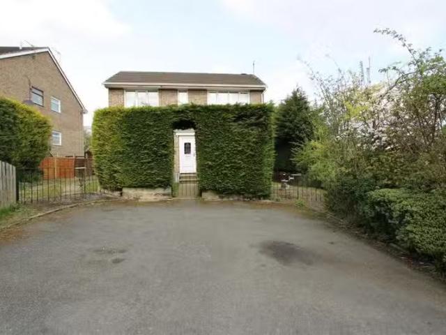 Deal! 1 BA 3 bedroom detached house for rent in Dorian Close.
