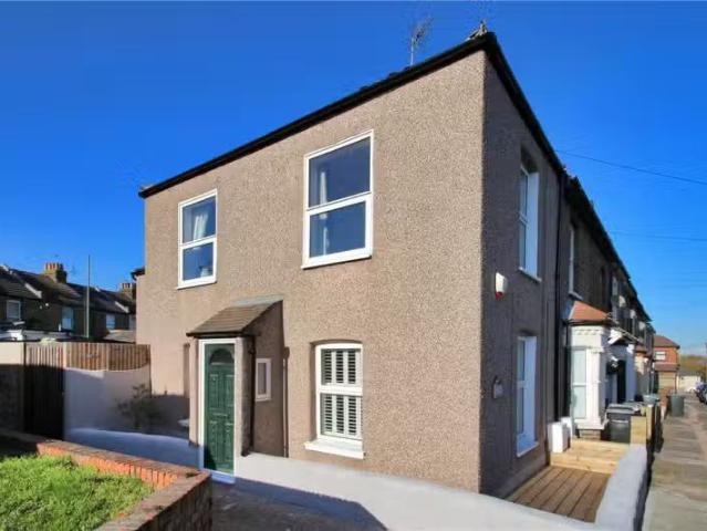 Nice 1 BA 3 bedroom detached house for rent in Stanley Road, N.