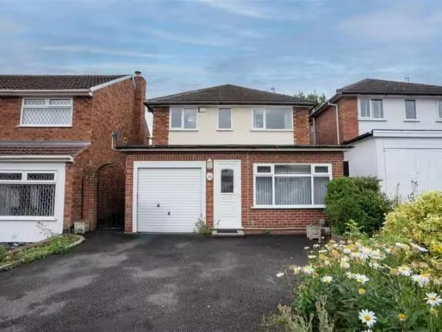 Unique 1 BA 3 bedroom detached house for rent in Rowney Croft.