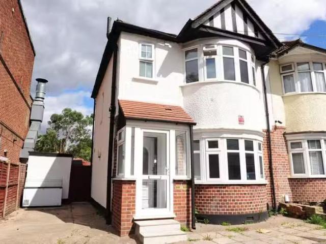 Charming 1 BA 3 bedroom end of terrace house for rent in Chels.