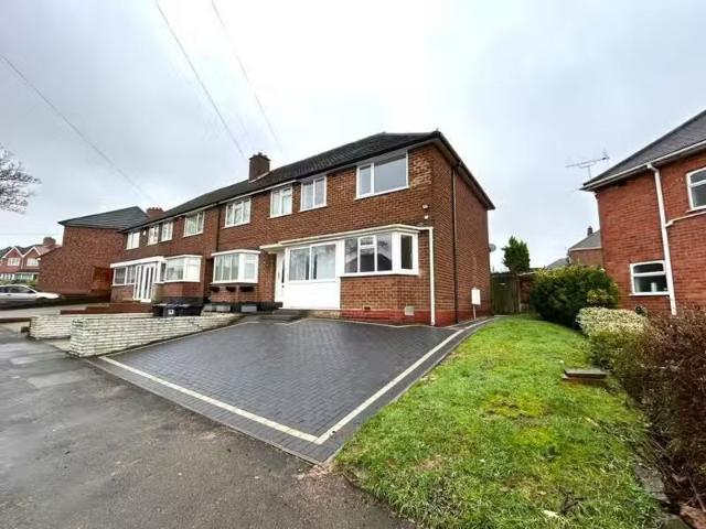 Just in! 1 BA 3 bedroom end of terrace house for rent in Brack.