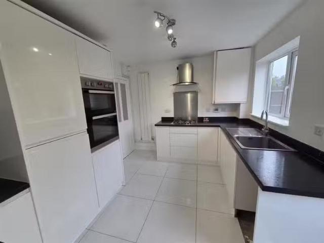 Deal! 1 BA 3 bedroom end of terrace house for rent in Kerswell.