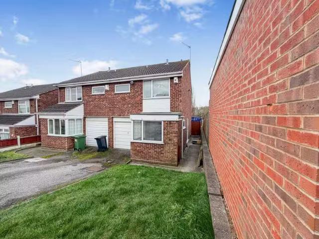 Rental! 1 BA 3 bedroom end of terrace house for rent in Round.
