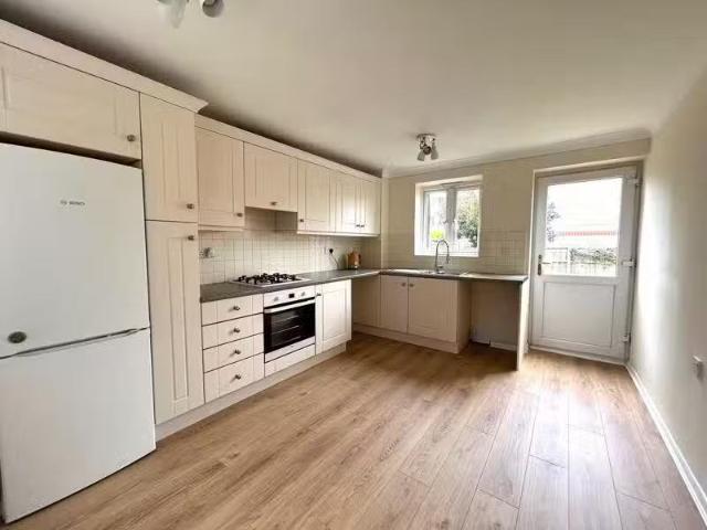 Unique 1 BA 3 bedroom end of terrace house for rent in Vermuyd.