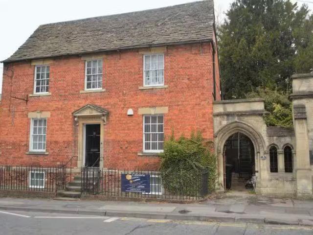 Deal! 1 BA 3 bedroom flat for rent in 25 Church Street, Trowbr.