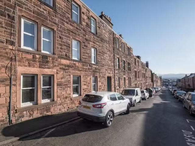 Rental! 1 BA 3 bedroom flat for rent in Victor Park Terrace, E.
