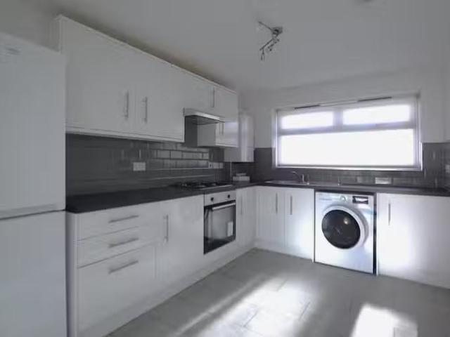 Deal! 1 BA 3 bedroom flat for rent in Barking Road, East Ham, E6