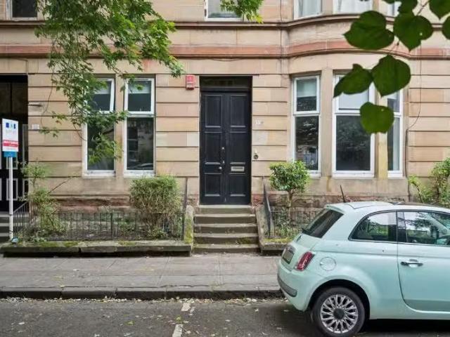 Cozy 1 BA 3 bedroom flat for rent in Barrington Drive, Woodlan.