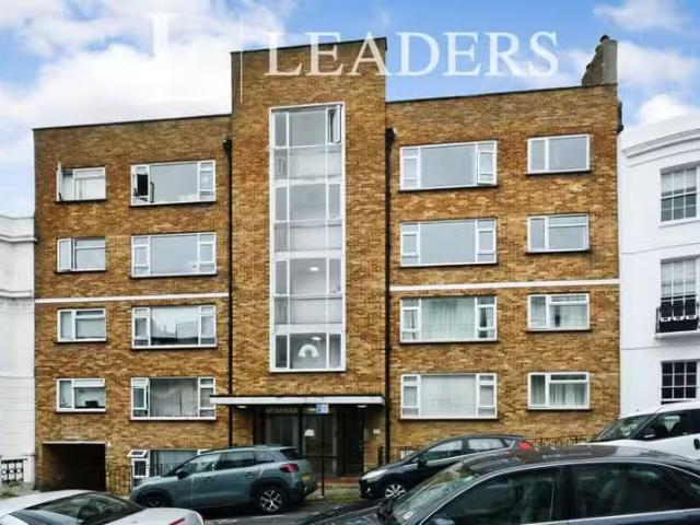 Unique 1 BA 3 bedroom flat for rent in Braemar House, Norfolk.