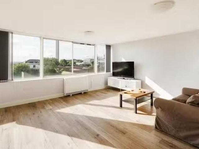 Unique 1 BA 3 bedroom flat for rent in High Kingsdown, Bristol.