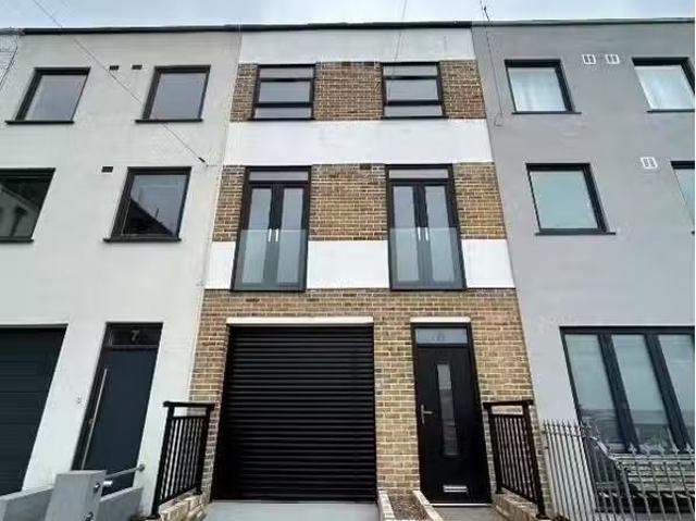 Deal! 1 BA 3 bedroom flat for rent in Kent Terrace, Ramsgate.