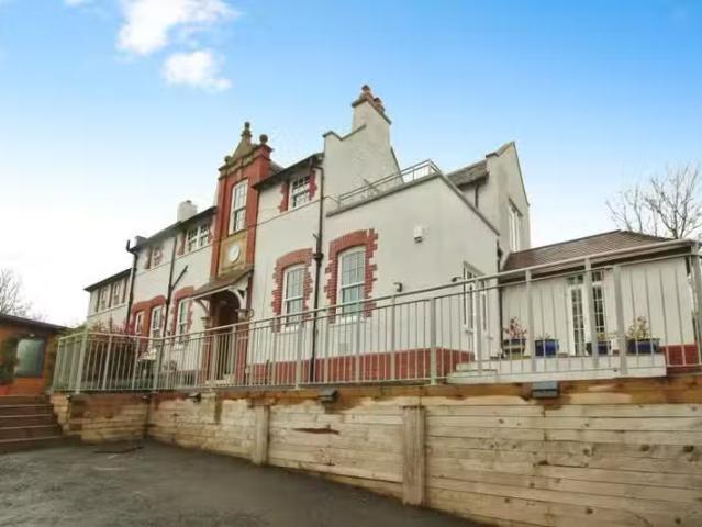 Cozy 1 BA 3 bedroom flat for rent in Langley House Hambrook.