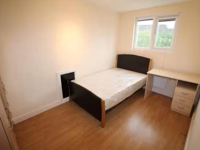 Just in! 1 BA 3 bedroom flat for rent in North Road, Cathays.