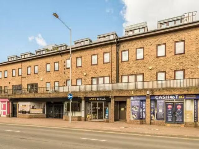 Cozy 1 BA 3 bedroom flat for rent in Old London Road, Kingston.