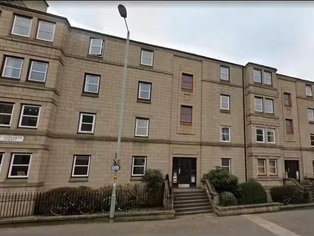 Charming 1 BA 3 bedroom flat for rent in St. Leonards Street.