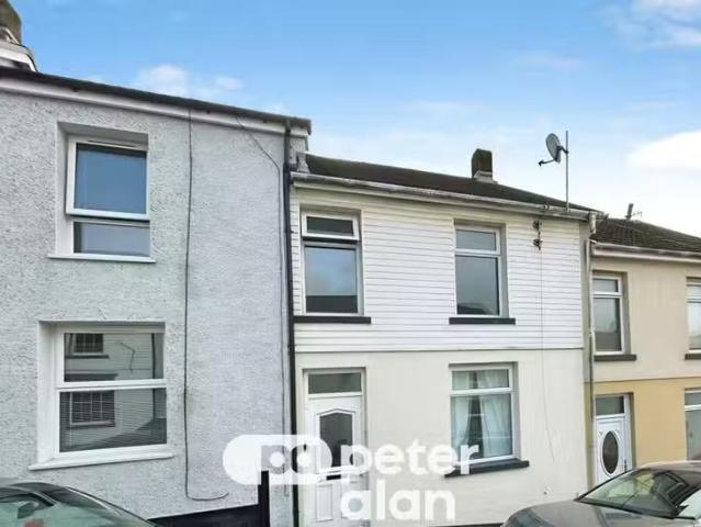 Cheap 1 BA 3 bedroom house for rent in Glyndwr Street, Merthyr.