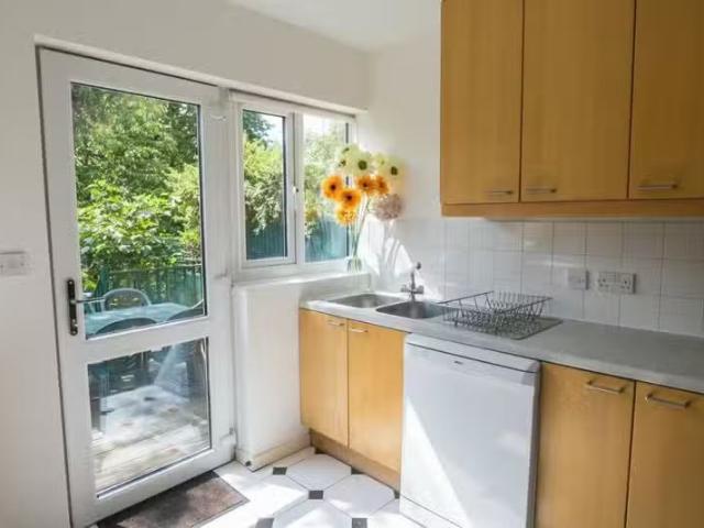 Cheap 1 BA 3 bedroom house for rent in Poole Crescent Copy.