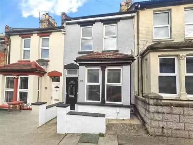 Cheap 1 BA 3 bedroom Mid Terrace House to rent, Cecil Road, Ro.