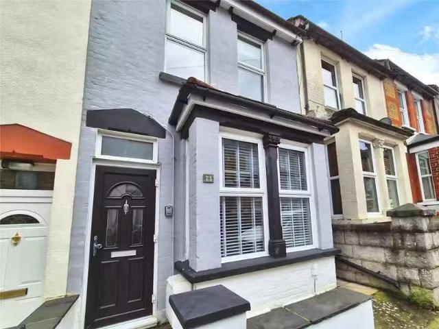Nice 1 BA 3 bedroom Mid Terrace House to rent, Cecil Road, Roc.