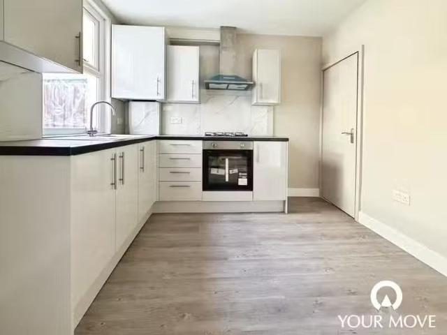 Cheap 1 BA 3 bedroom Mid Terrace House to rent, Charter Street.