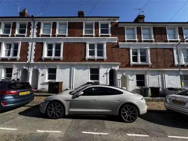Deal! 1 BA 3 bedroom Mid Terrace House to rent, Grecian Road.